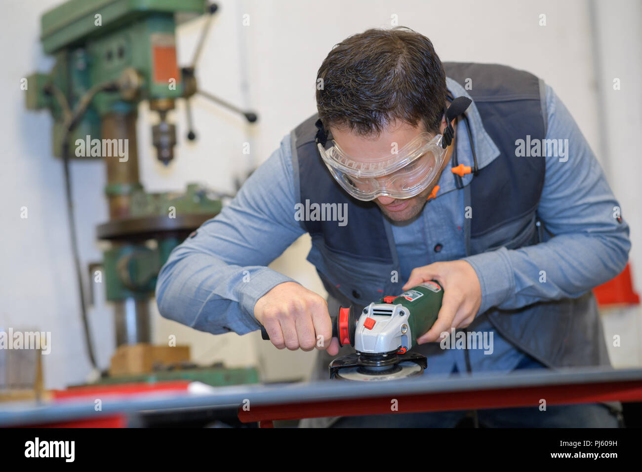 Man sanding wood parquet machine hi-res stock photography and images ...