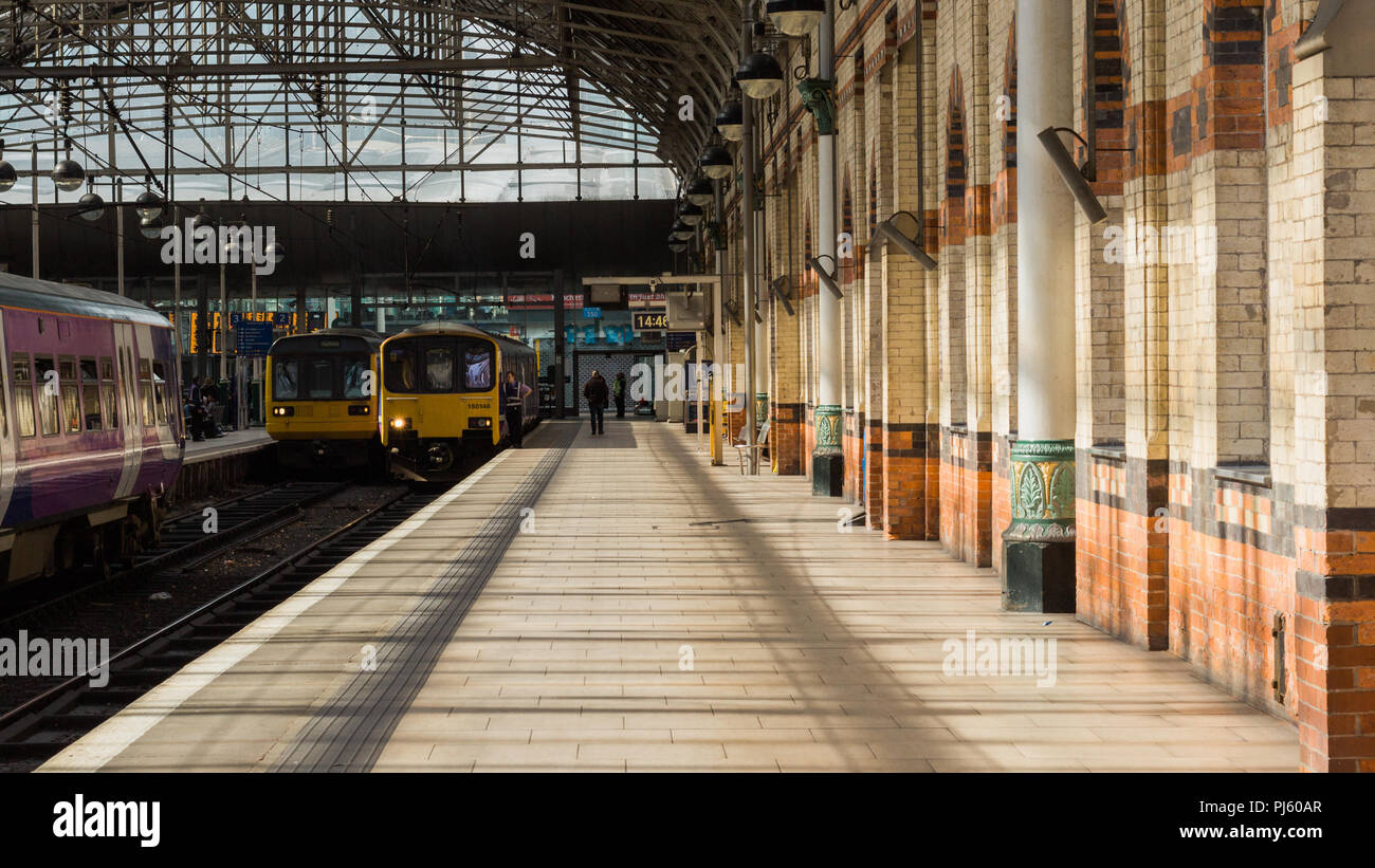 manchester piccadilly train station Stock Photo - Alamy