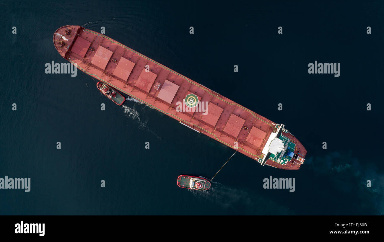 Towing large vessel hi-res stock photography and images - Alamy