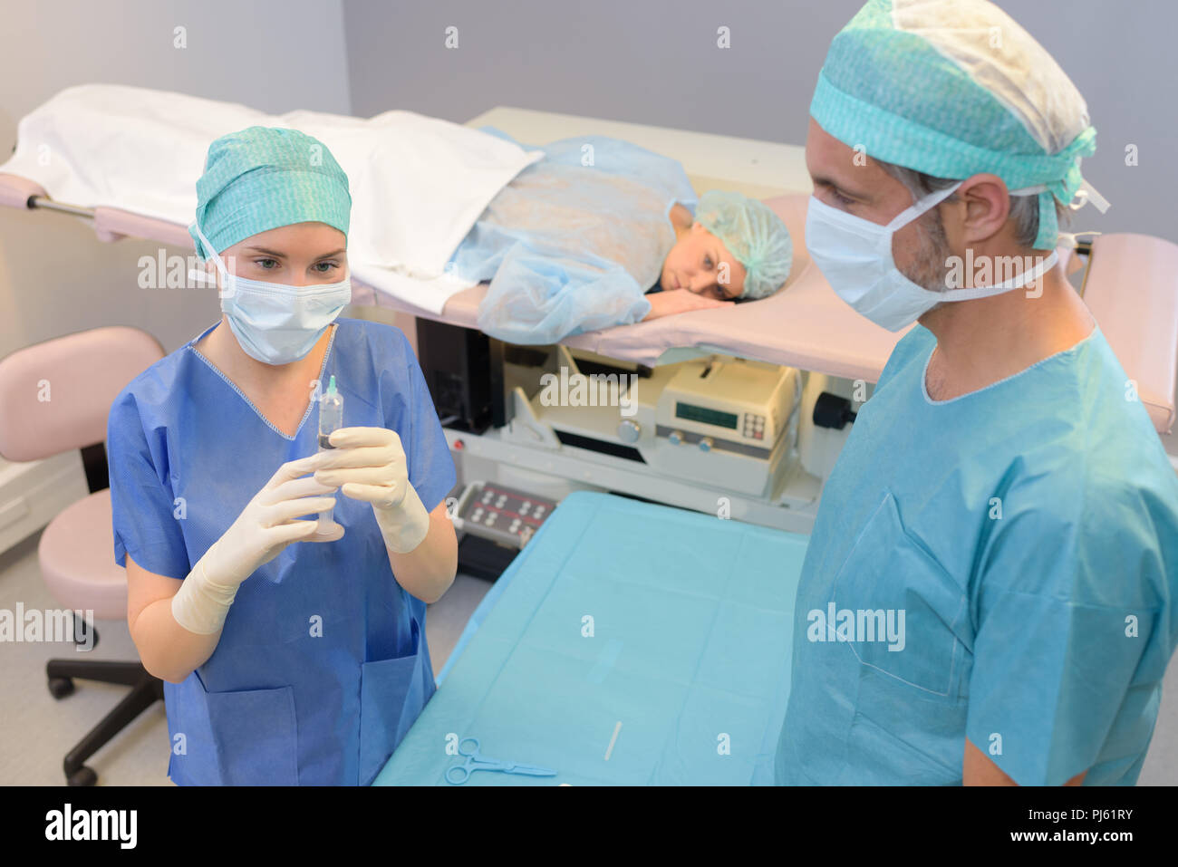 Medical staff preparing syringe Stock Photo - Alamy