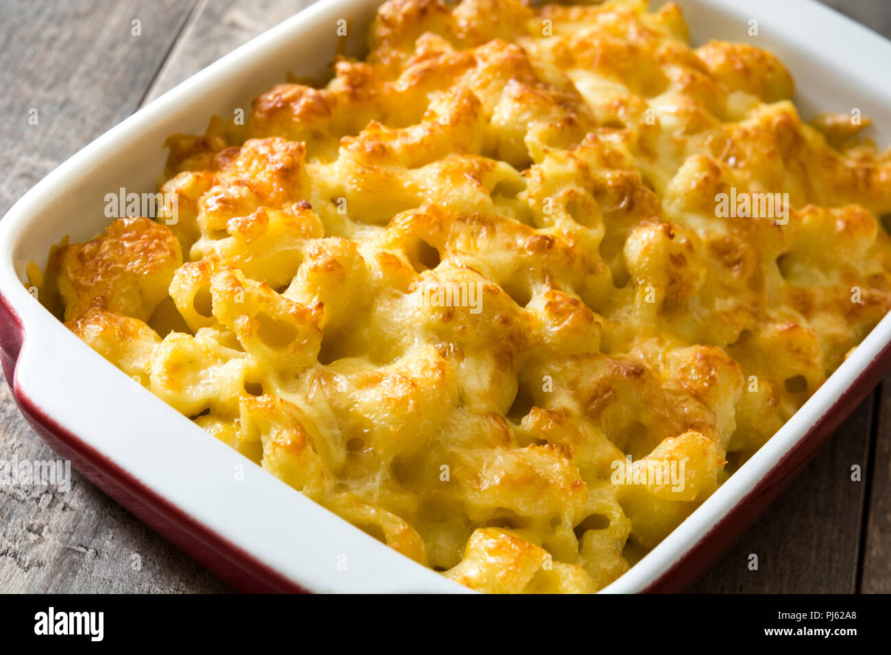Typical American macaroni and cheese on wooden table Stock Photo - Alamy
