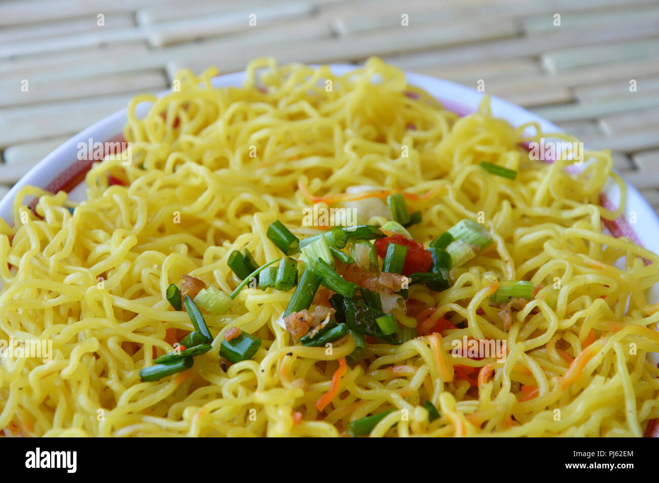 Chinese noodle topping chop spring onion on dish Stock Photo - Alamy