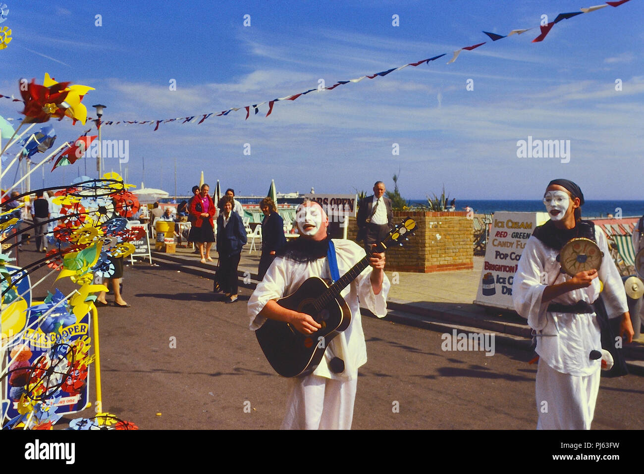 Pierrots hi-res stock photography and images - Alamy