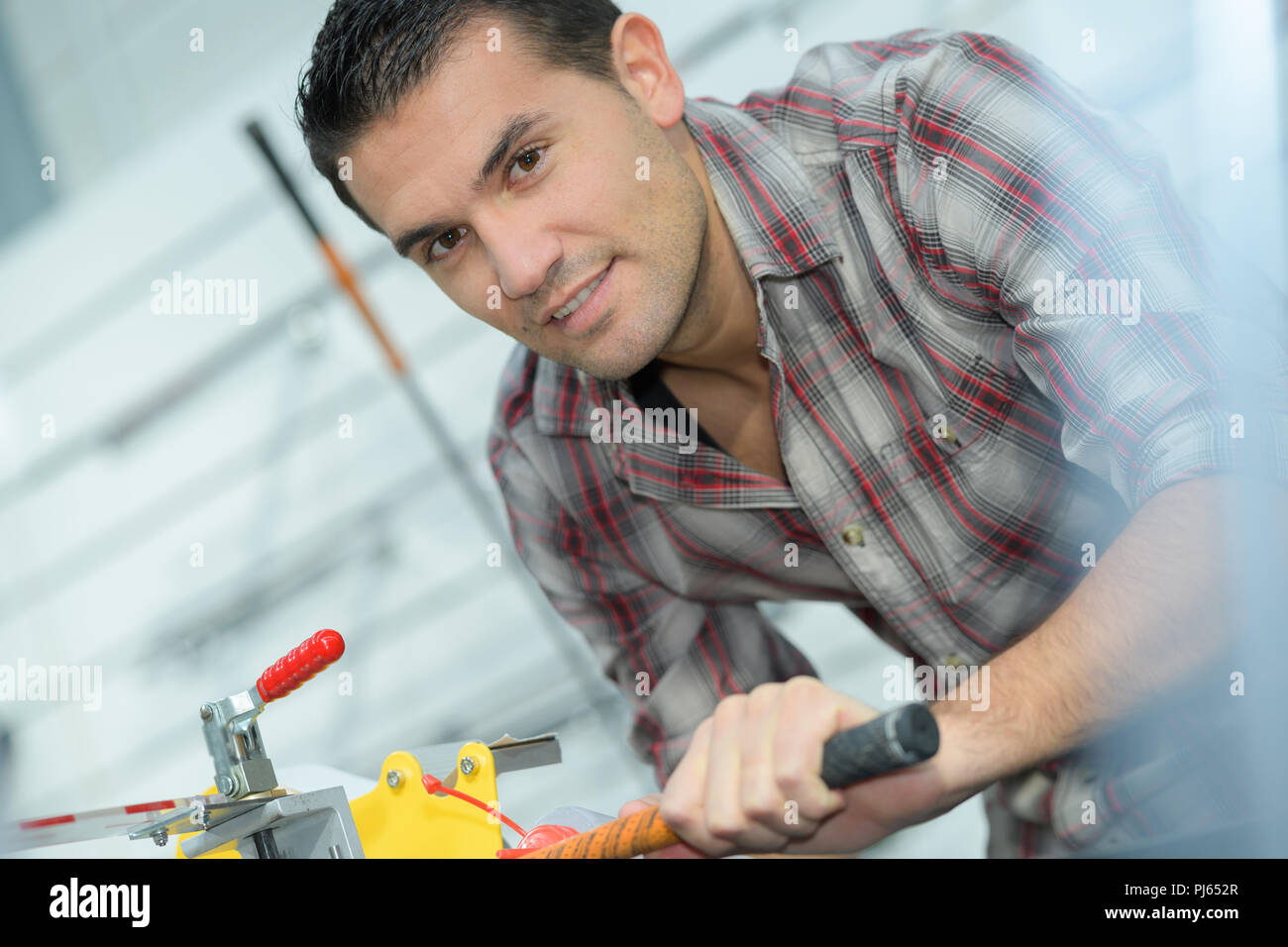 man fixing a car engine in a workshop Stock Photo - Alamy