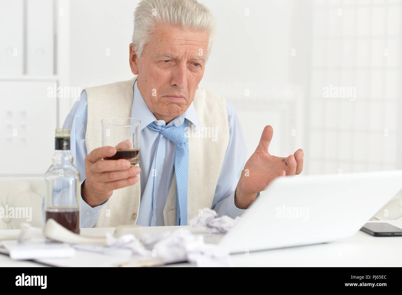 Businessman alcohol hi-res stock photography and images - Alamy