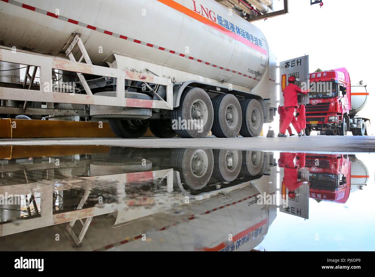 Lng terminal china hi-res stock photography and images - Alamy