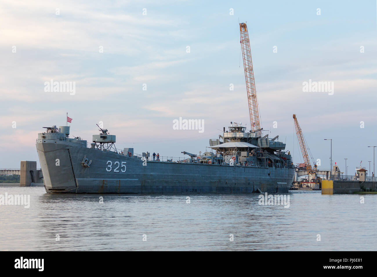 Uss lst 325 hi-res stock photography and images - Alamy