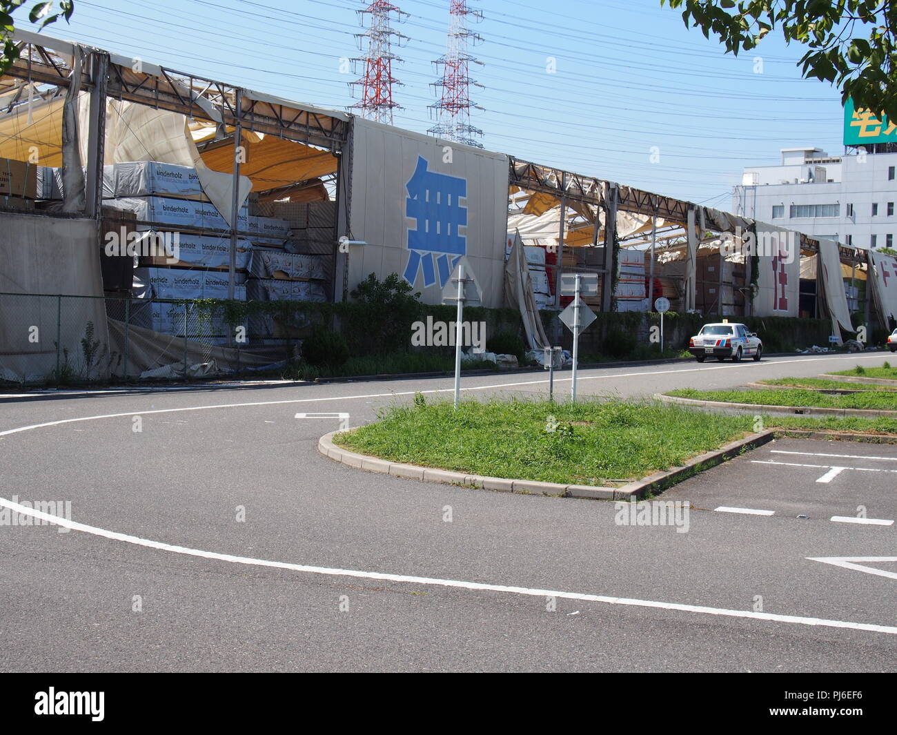 Suminoe-ku, Osaka city, Japan. 5th Sep, 2018. Debris is seen in Osaka ...