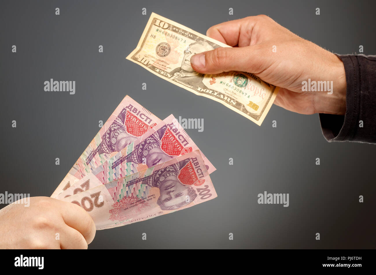 Money trading hands hi-res stock photography and images - Alamy