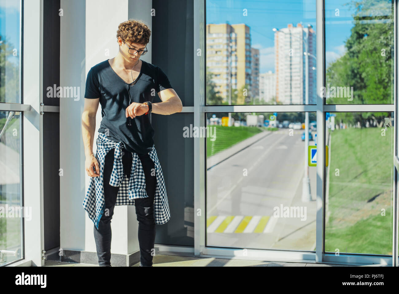Man standing next to traffic light hi-res stock photography and images ...