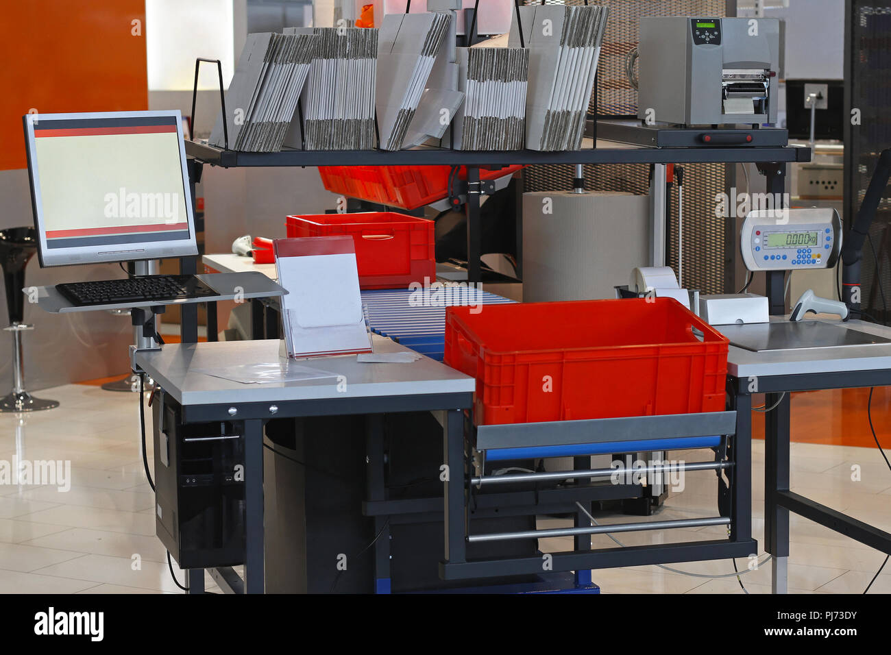 Modern packaging hi-res stock photography and images - Alamy