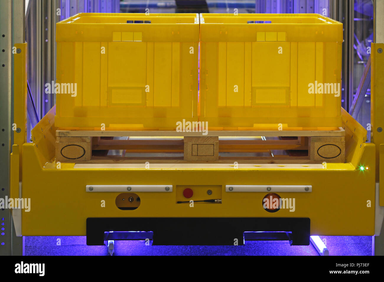 Shuttle pallet hi-res stock photography and images - Alamy