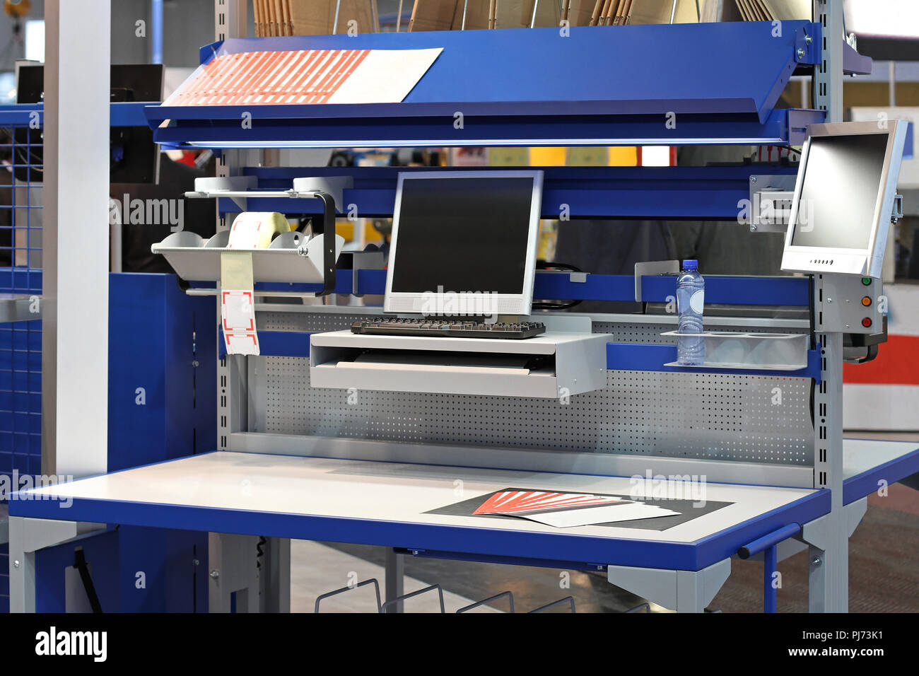 Modern packaging and shipping work bench station Stock Photo - Alamy