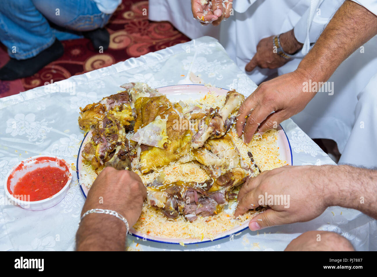 Arab family eating food hi-res stock photography and images - Alamy
