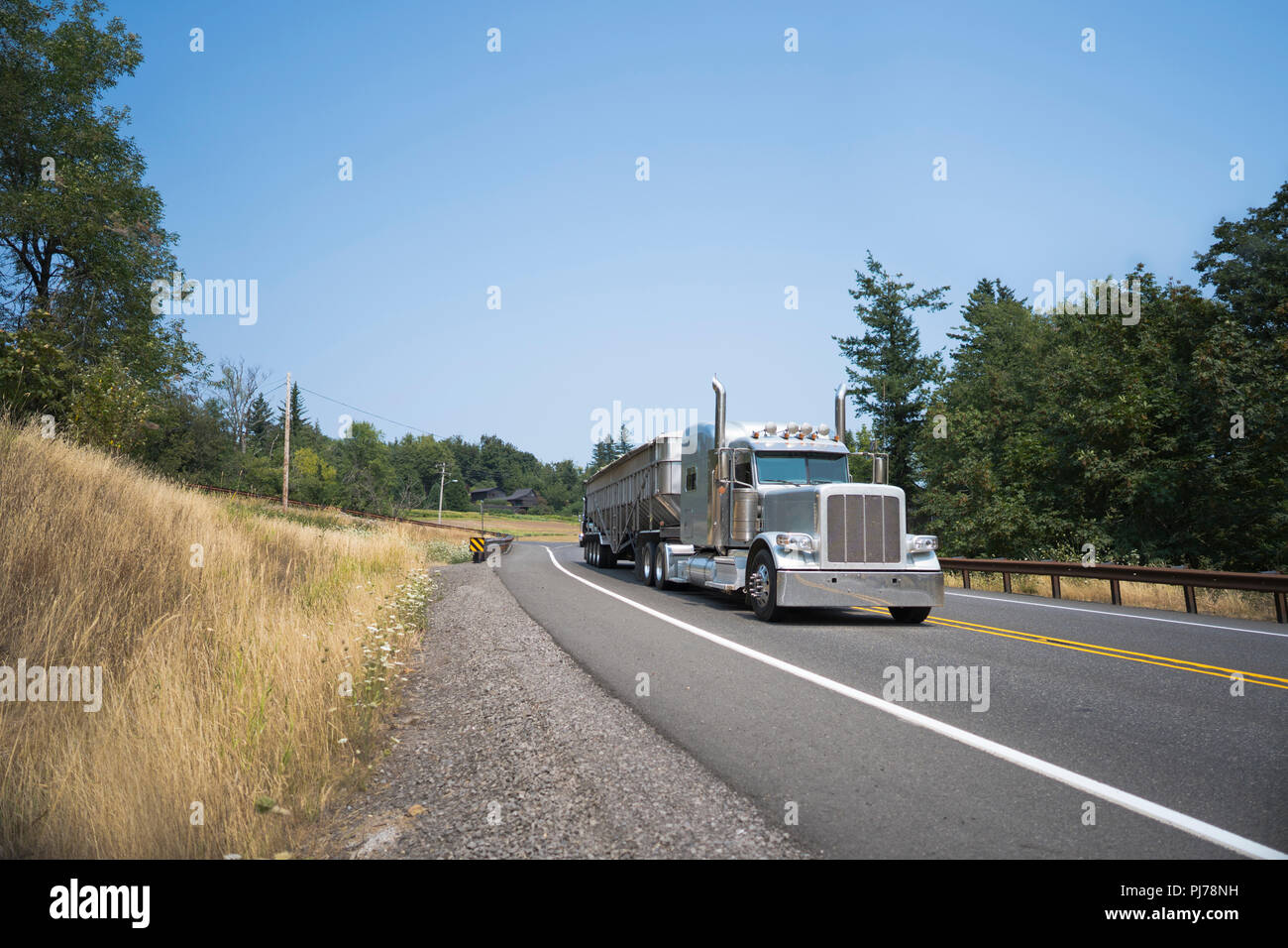 Popular American classic hoody big rig semi trucks with chrome ...