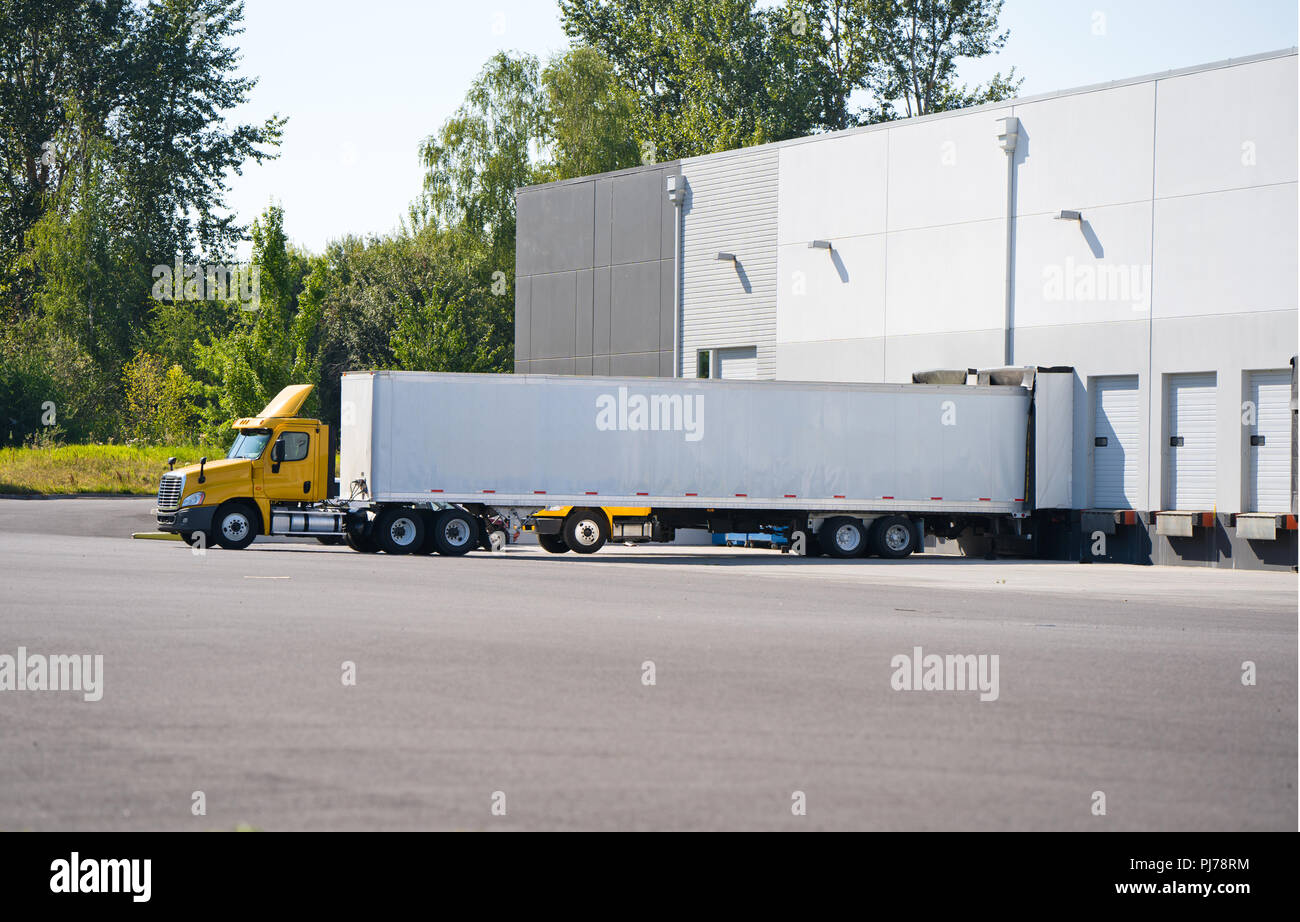 Trailer loading unloading docks hi-res stock photography and images - Alamy