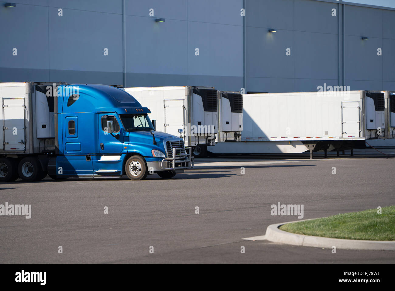 Trailer loading unloading docks hi-res stock photography and images - Alamy