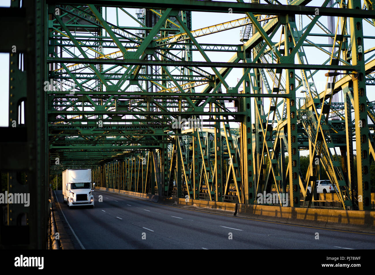 Pass through arch bridges hi-res stock photography and images - Alamy