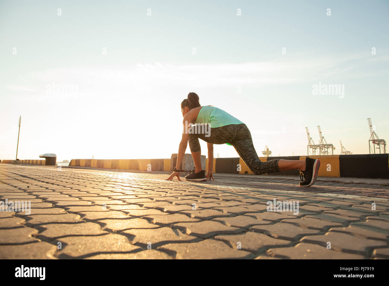 Female sprinter starting block hi-res stock photography and images - Alamy
