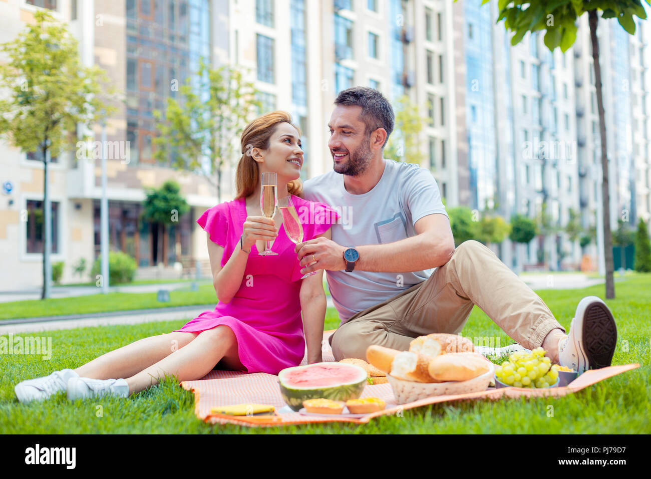 Couple picnic kiss hi-res stock photography and images - Alamy