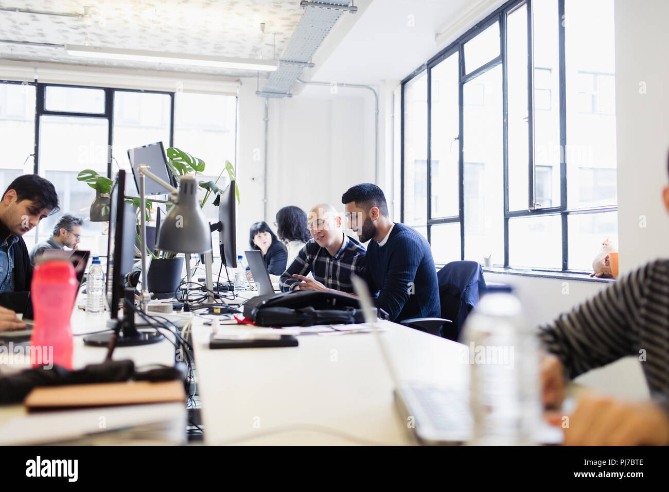 Asian open plan office hi-res stock photography and images - Alamy