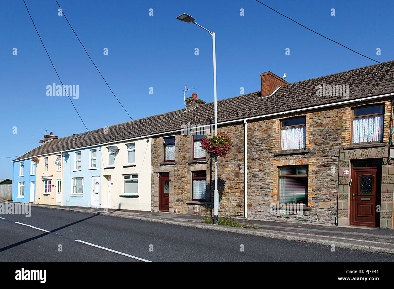 Cottages with hanging basket hi-res stock photography and images - Alamy