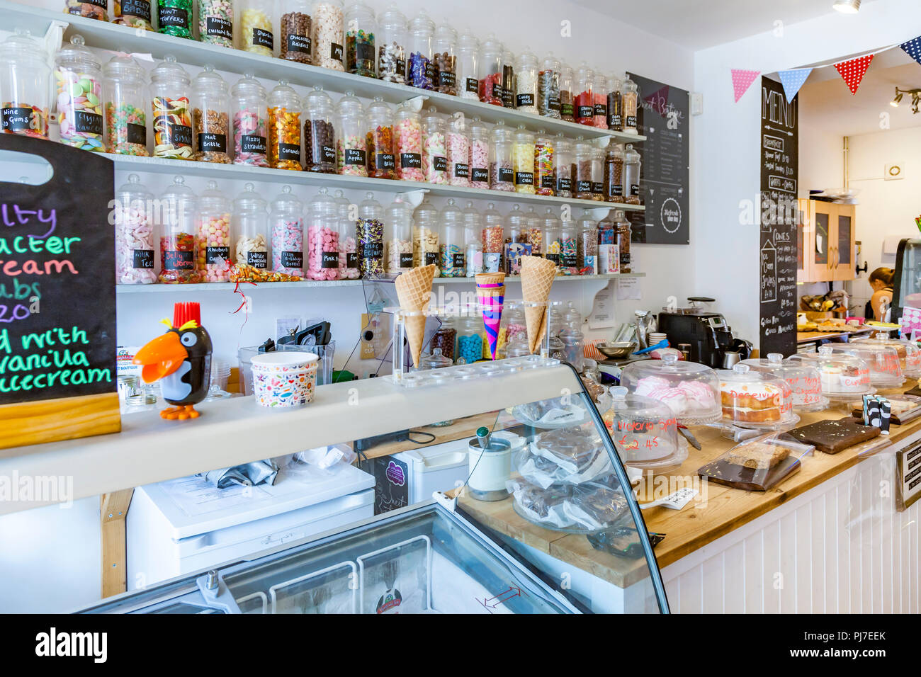 Olde worlde shop hi-res stock photography and images - Alamy