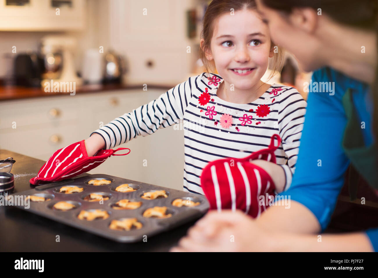 Mother and daughter baking in kitchen Stock Photo - Alamy