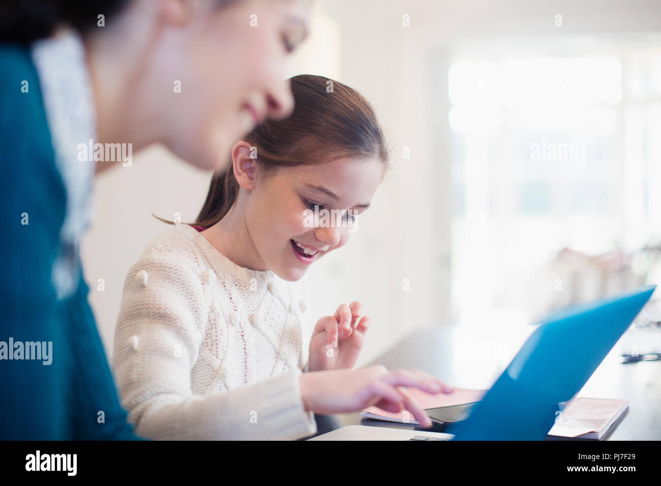 Girl with laptop hi-res stock photography and images - Alamy