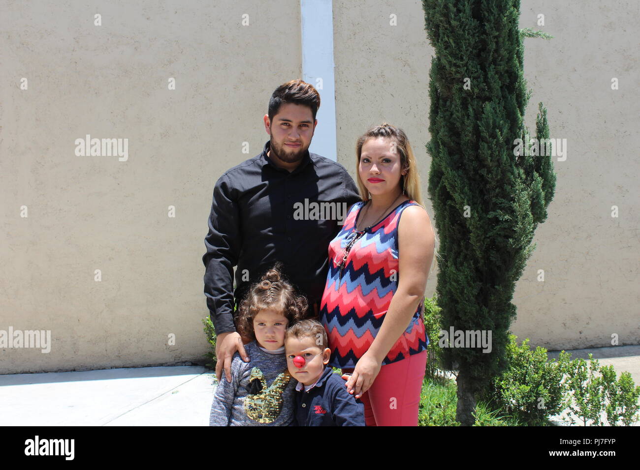 Adorable familia unida en un evento social. Lovely family united in a ...