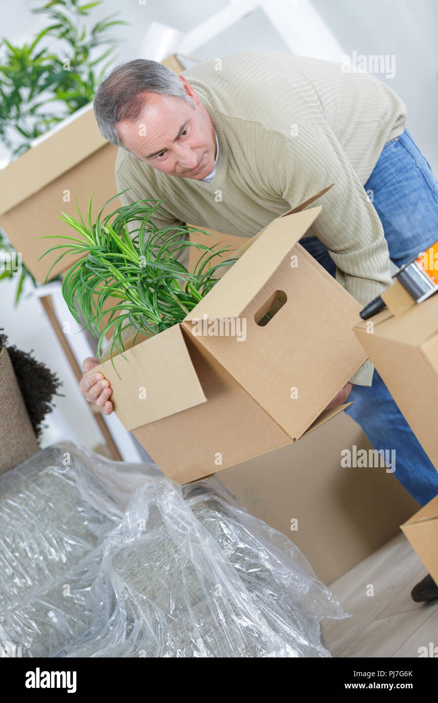 man moving carrying boxes alone Stock Photo - Alamy