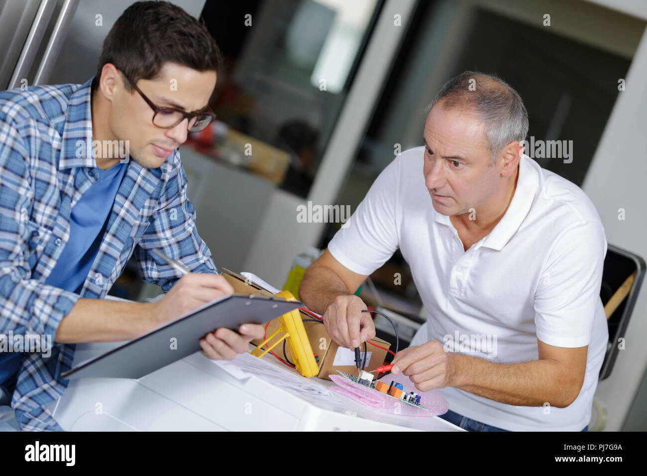 Man fixing electronic circuits hi-res stock photography and images - Alamy