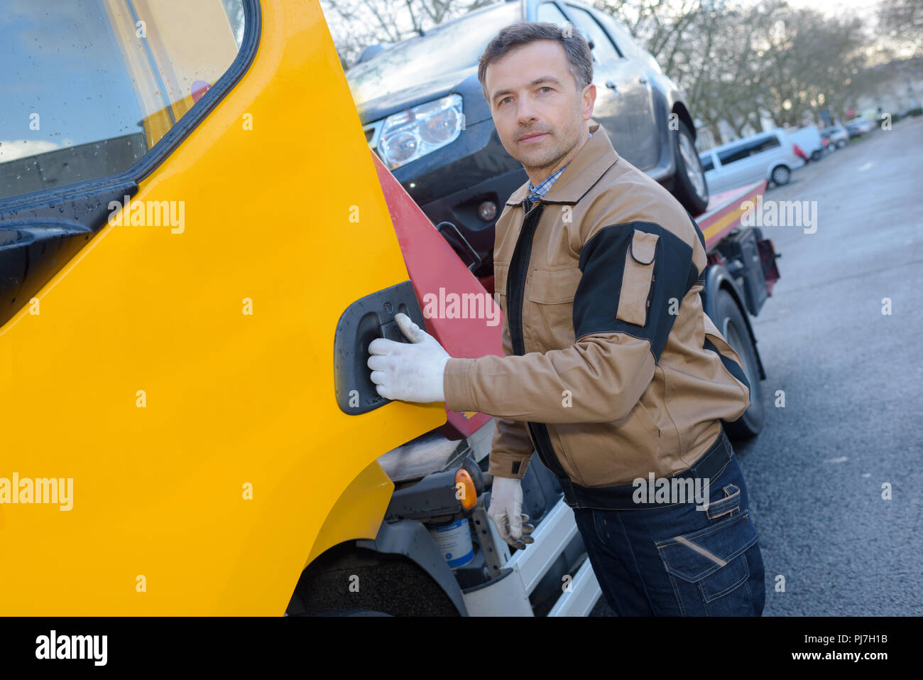 Car lift failure hi-res stock photography and images - Alamy