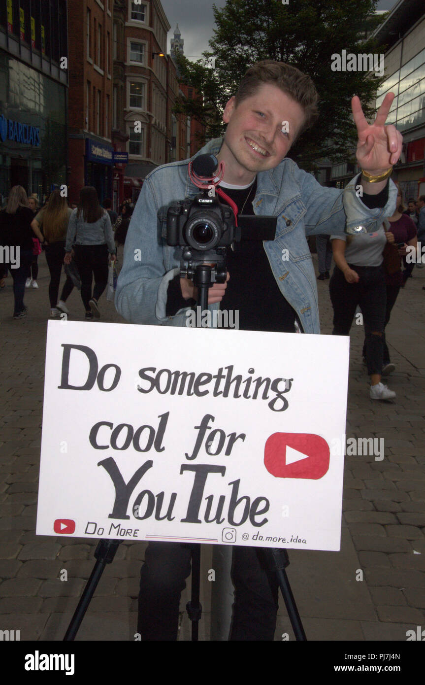 Youtubing hi-res stock photography and images - Alamy