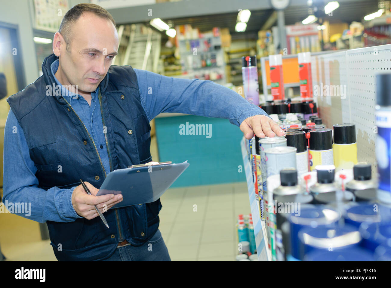 Hardware store staff hi-res stock photography and images - Alamy