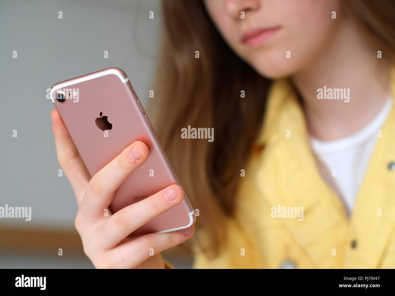 Sad teen girl social media hi-res stock photography and images - Alamy