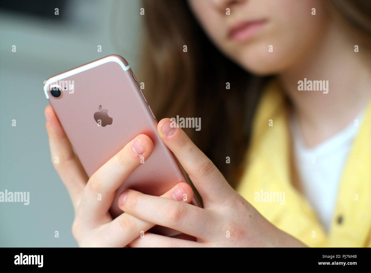 Cyber bullying and iphone hi-res stock photography and images - Alamy