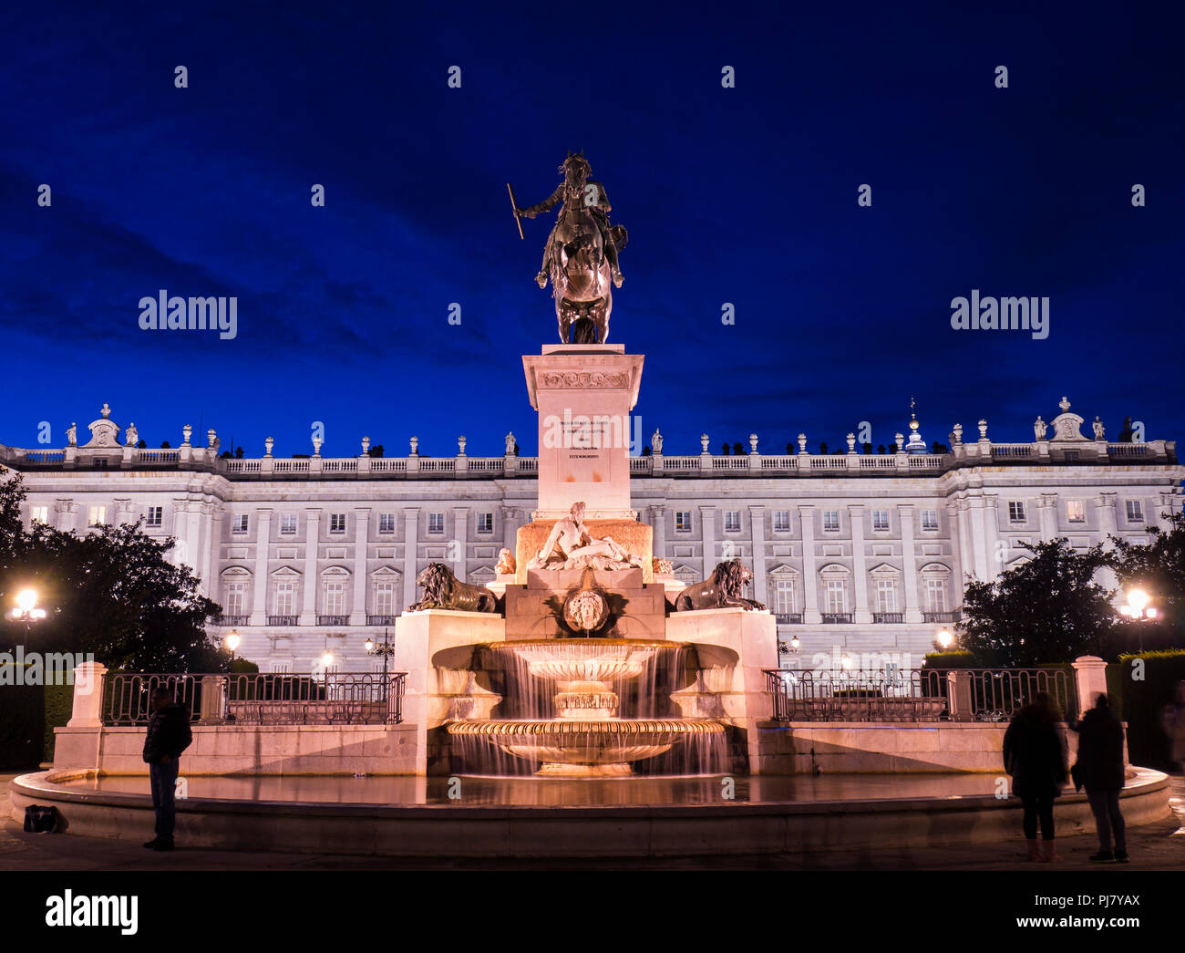 Palacio Real y estatua de Felipe IV. Madrid, España Stock Photo - Alamy