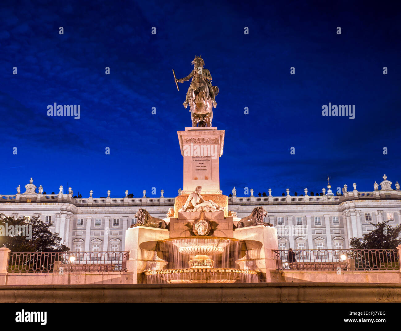 Palacio Real y estatua de Felipe IV. Madrid, España Stock Photo - Alamy