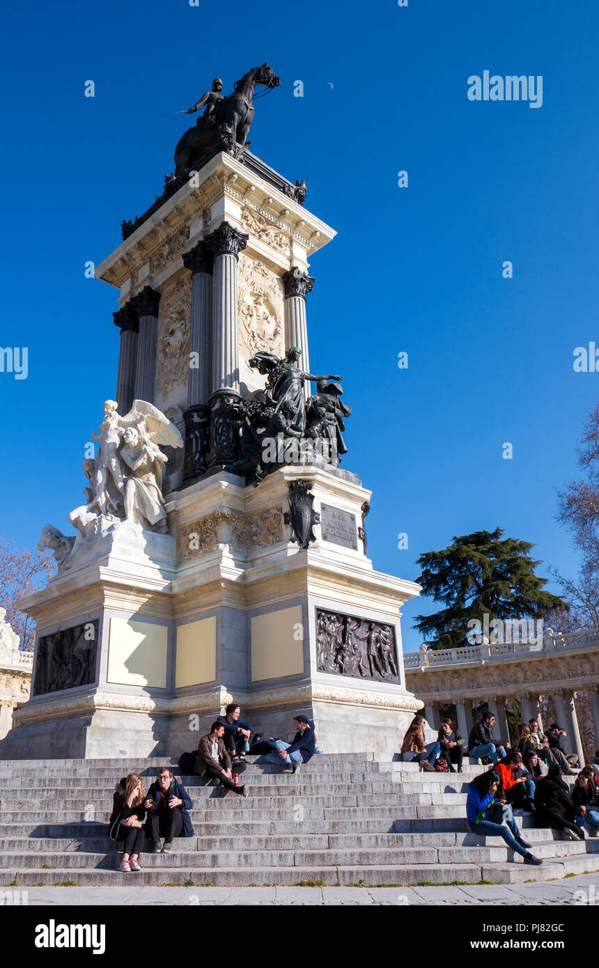 Monumento al rey Alfonso XII en el Parque de El Retiro. Madrid. España ...