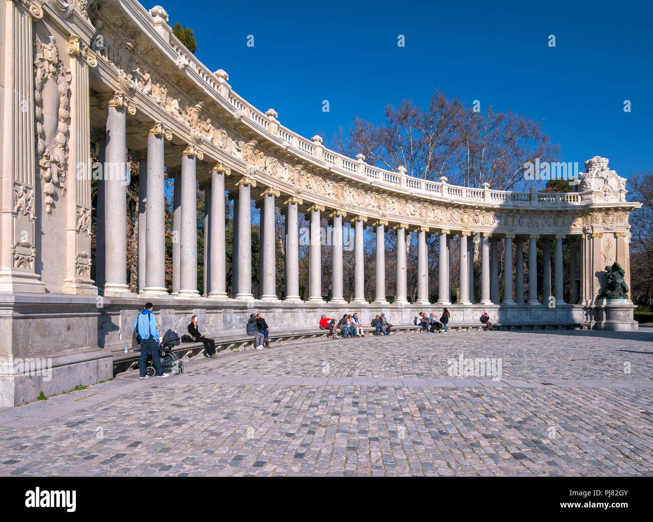 Monumento al rey Alfonso XII en el Parque de El Retiro. Madrid. España ...