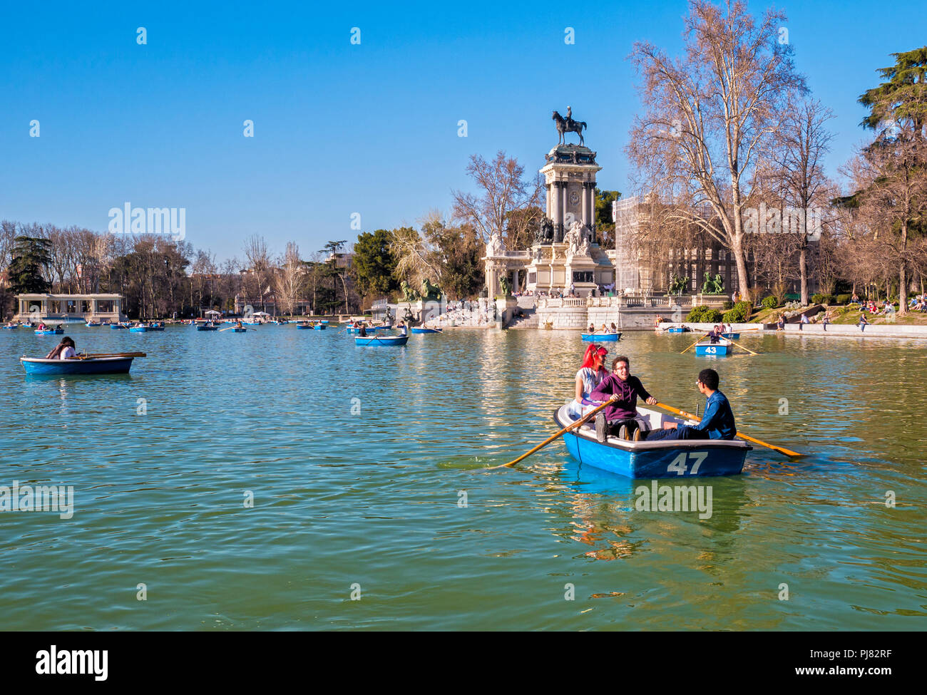 Estanque parque hi-res stock photography and images - Alamy