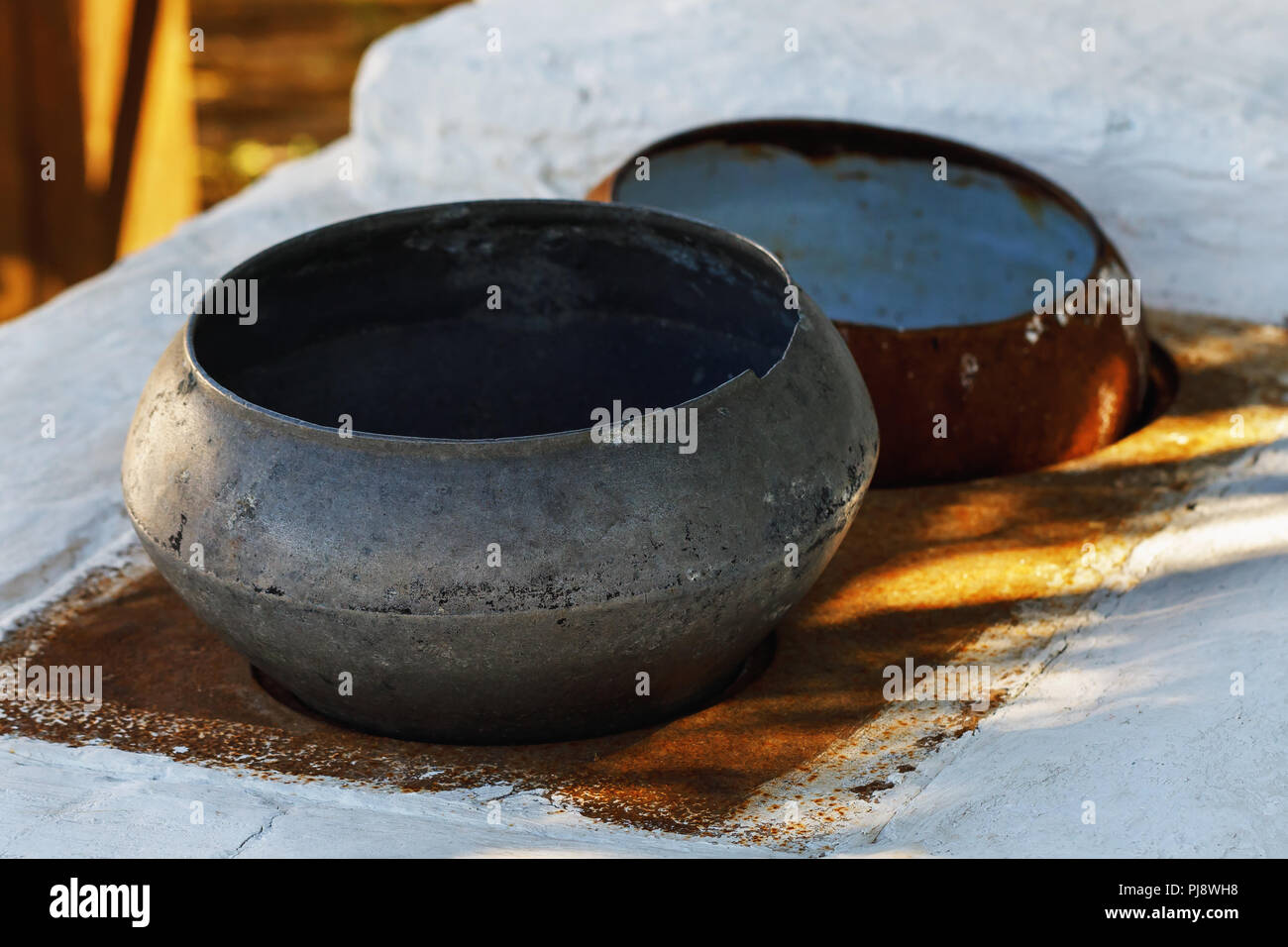 Old iron pot hi-res stock photography and images - Alamy