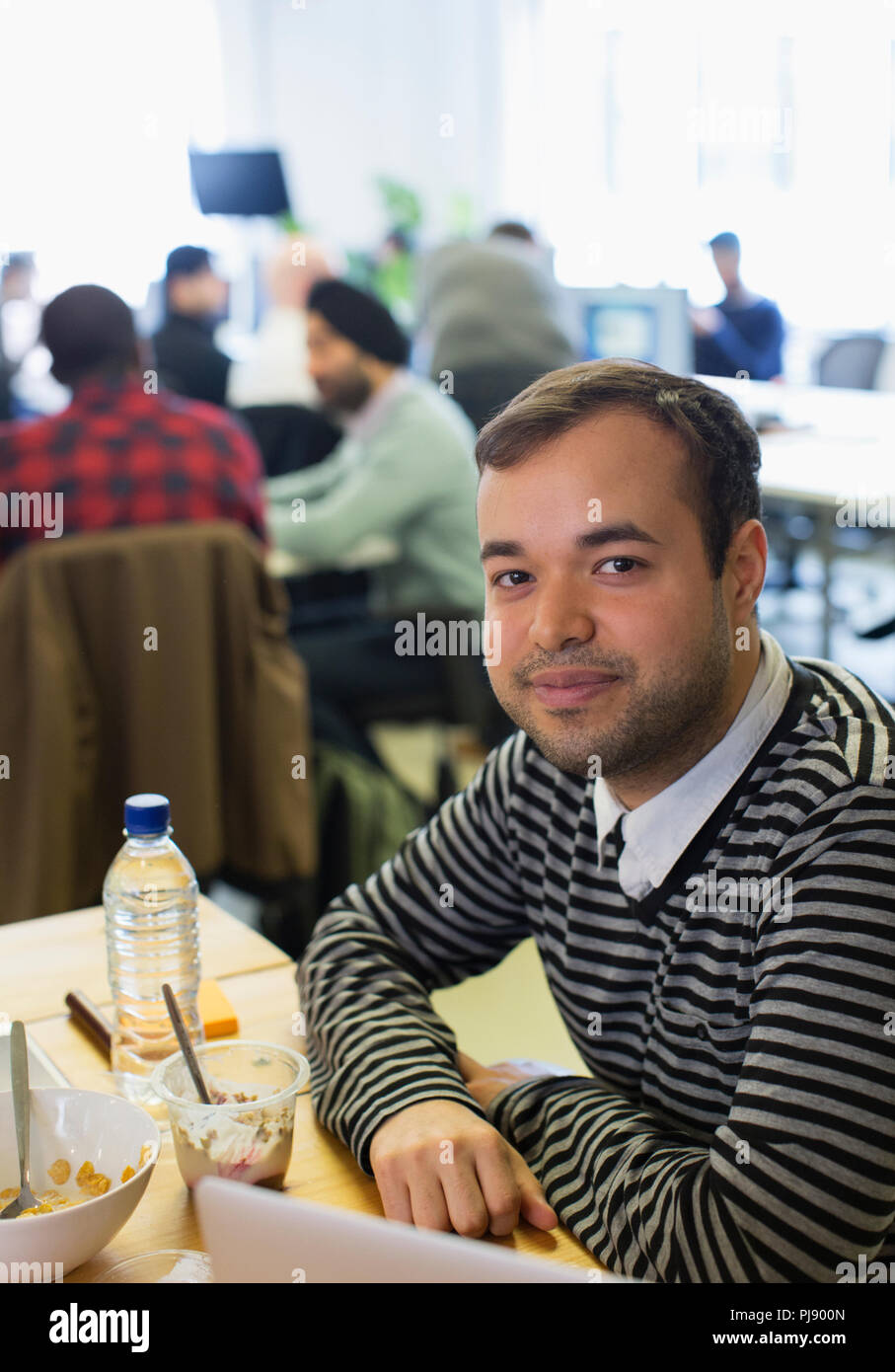 Eating at office desk hi-res stock photography and images - Alamy