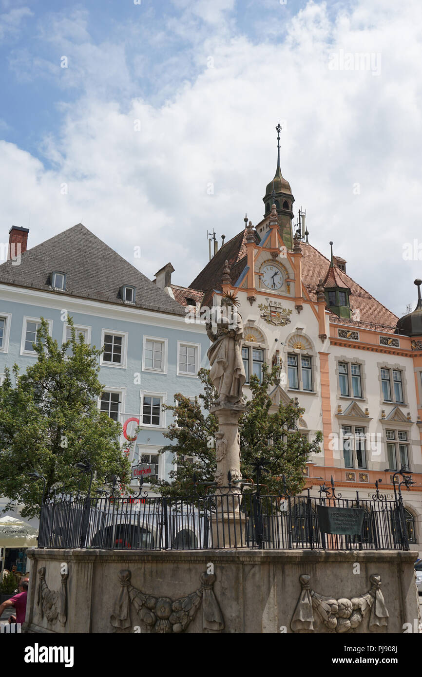 Fischerbrunnen, Rathaus am Stadtplatz, Braunau am Inn, Innviertel ...