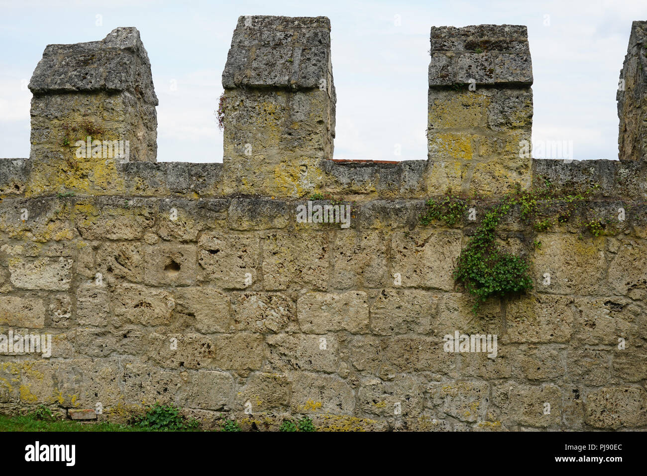 Mauer mit zinnen hi-res stock photography and images - Alamy