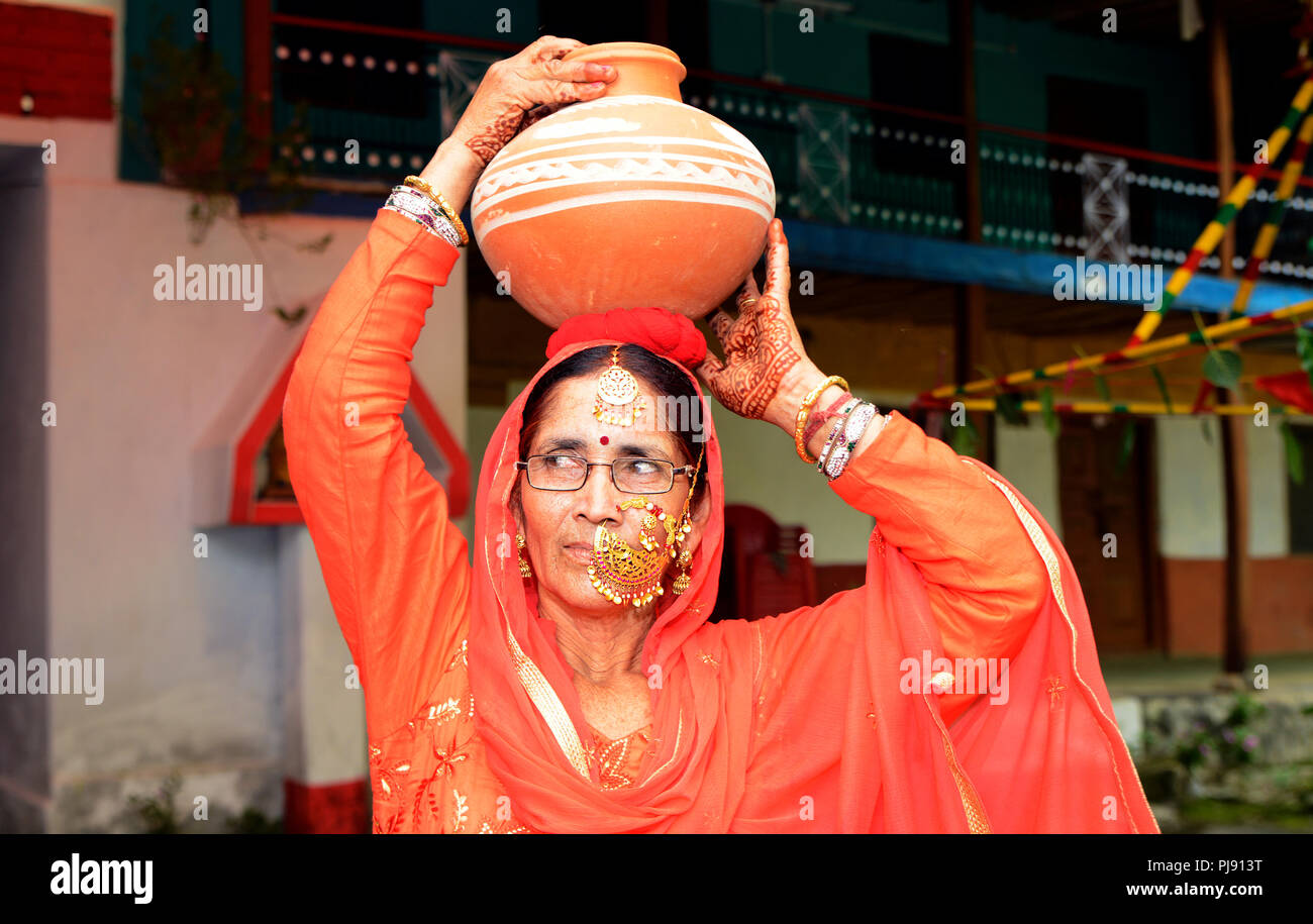 Woman carrying water pot on Her Head Stock Photo - Alamy