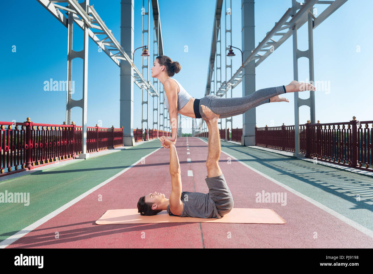 Partner yoga hi-res stock photography and images - Alamy