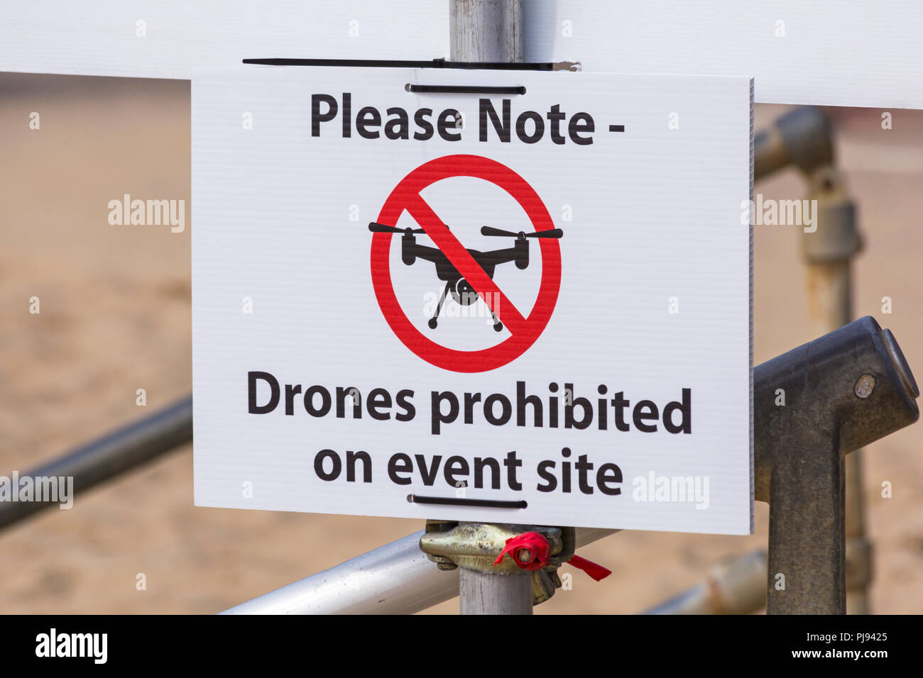 Drones prohibited on event site sign hi-res stock photography and ...