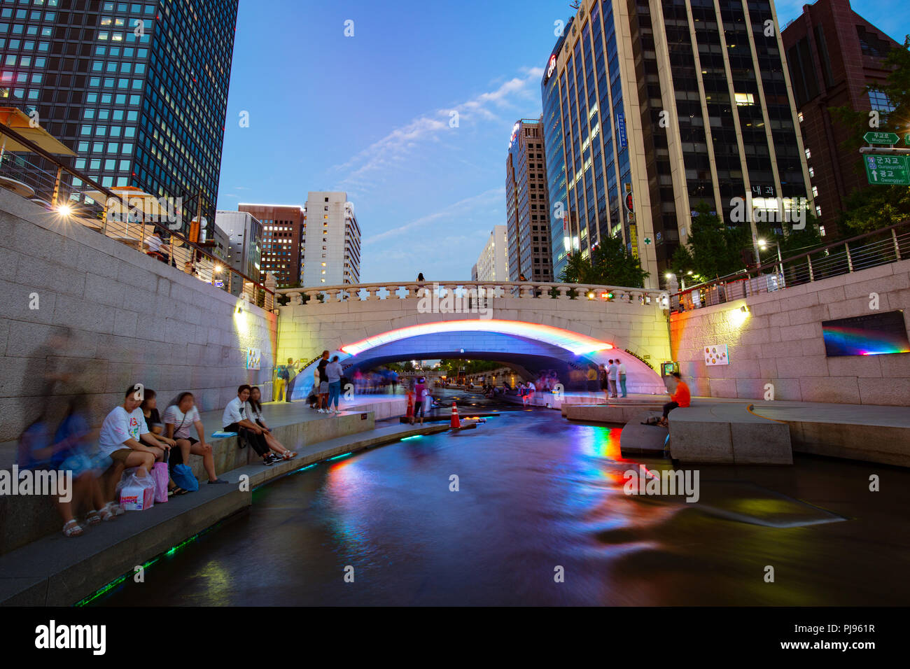 Cheonggyecheon stream park crowd hi-res stock photography and images ...